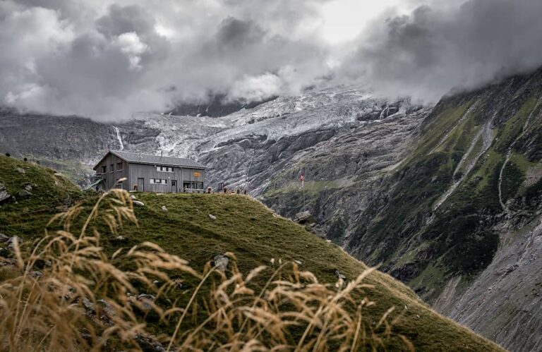 Bäregg Hut Hike & Schreckhorn Hut Hike - All you need to know | Packed ...